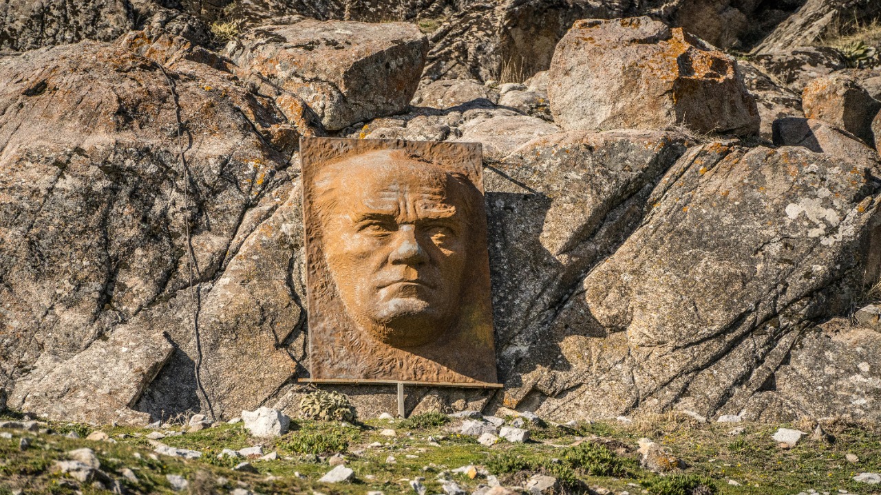 Archaeologists on a tiny Channel Island just unearthed a Bronze Age ...