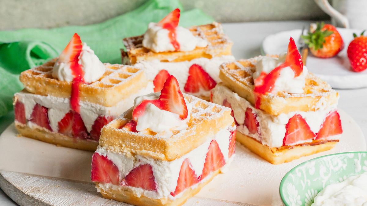Einfachster Erdbeer-Waffelkuchen - ohne Backen und ratzfatz gemacht!