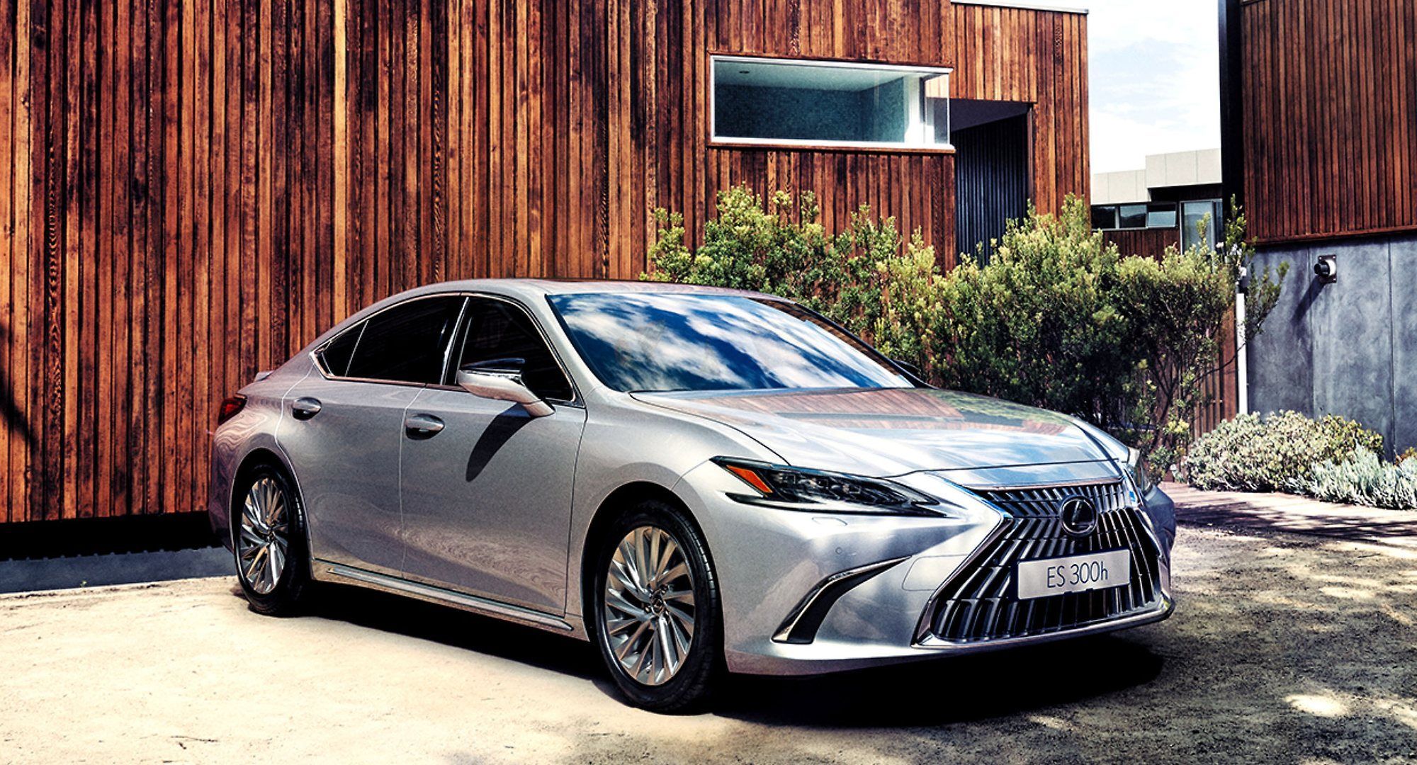 People keep calling the Lexus ES300h boring—so why does it keep selling ...