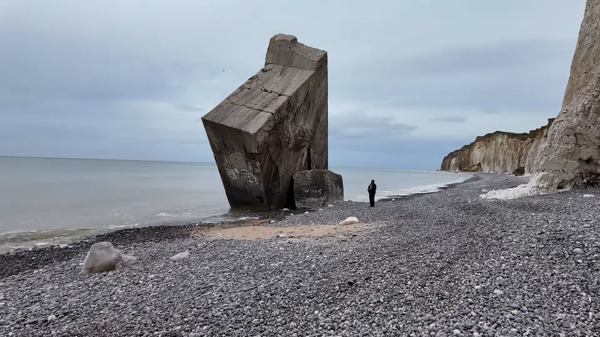 Dieser Bunker wurde ins Meer geschoben – und er wirkt wie ein Beton ...