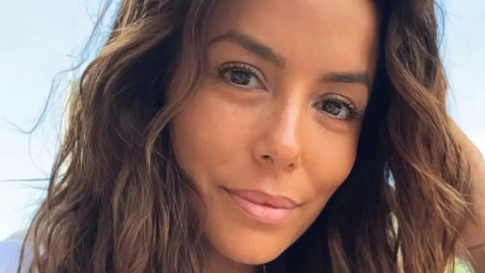 Dans une robe dorée, Eva Longoria attire tous les regards sur le tapis ...