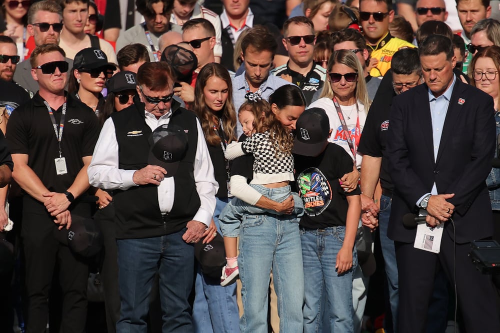 NASCAR family stands beside Kyle Busch’s family before start of Coca ...