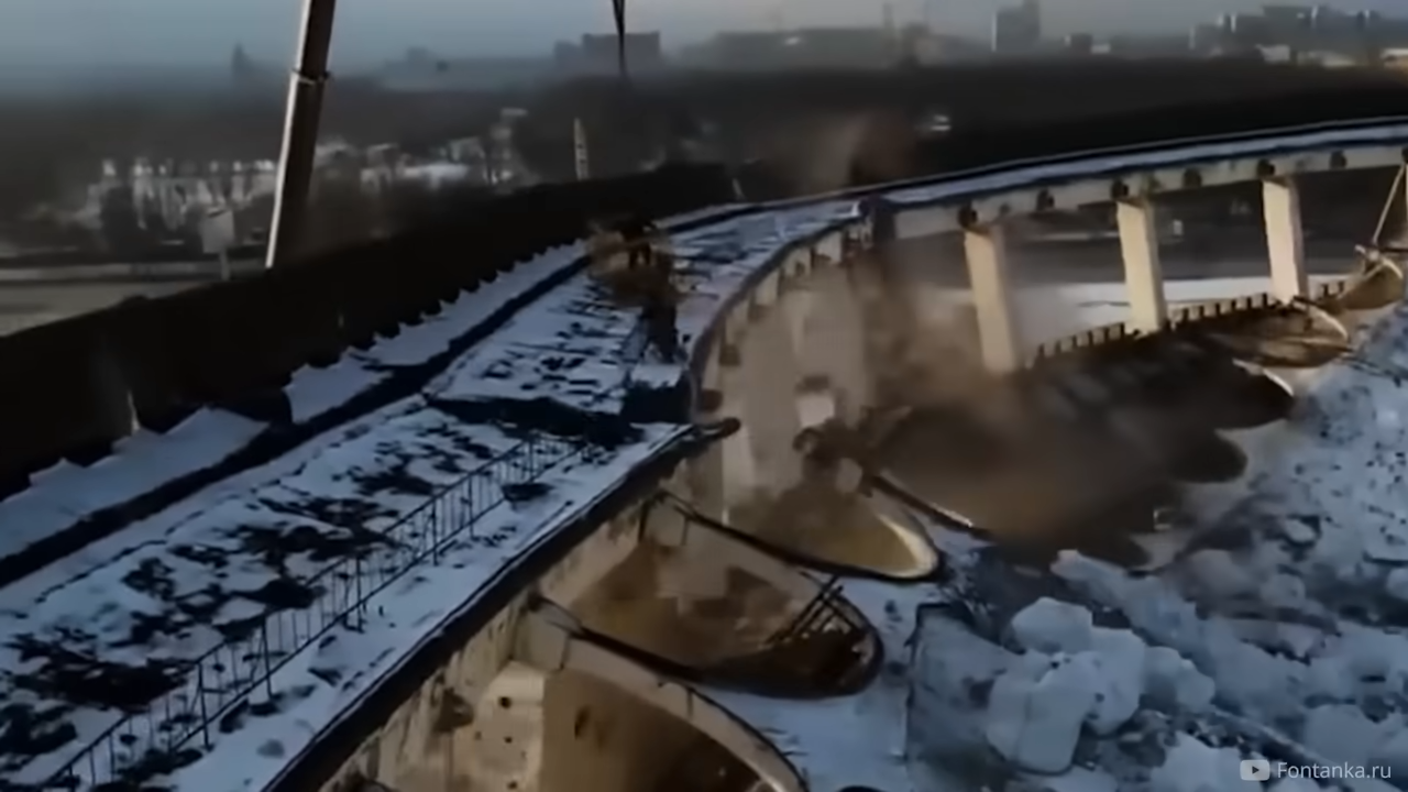 The arena roof snapped… then thousands ran for their lives