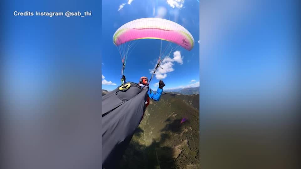 Austria, Cessna squarcia parapendio in volo: il video della donna viva ...