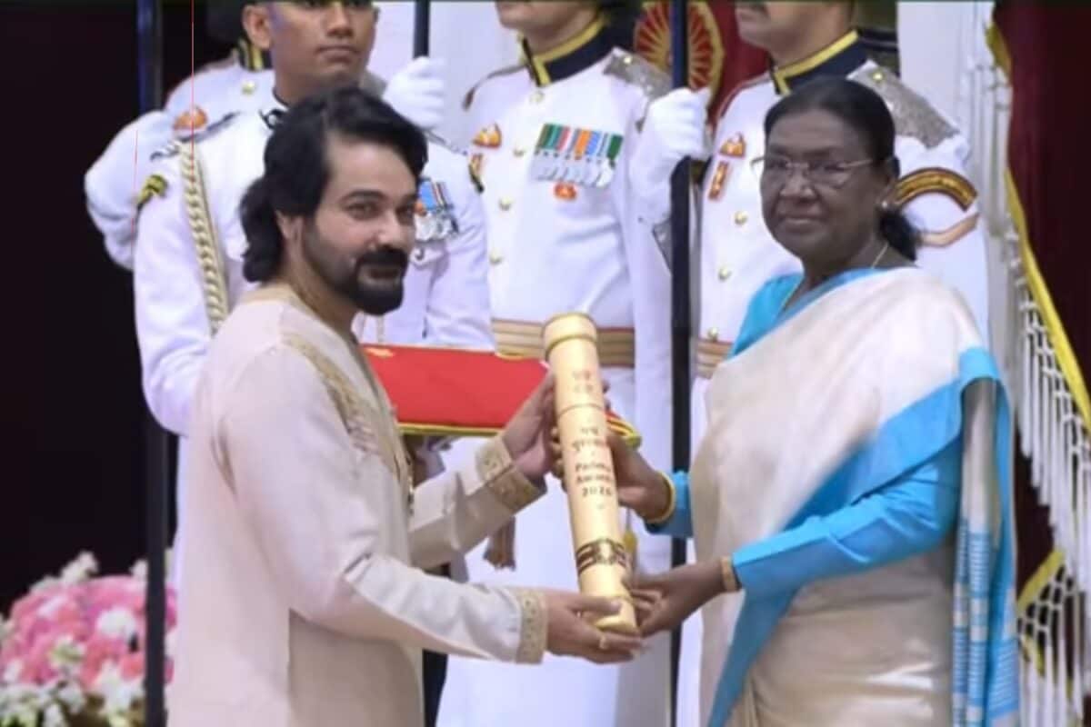 Prosenjit Chatterjee receives Padma Shri from President Droupadi Murmu ...