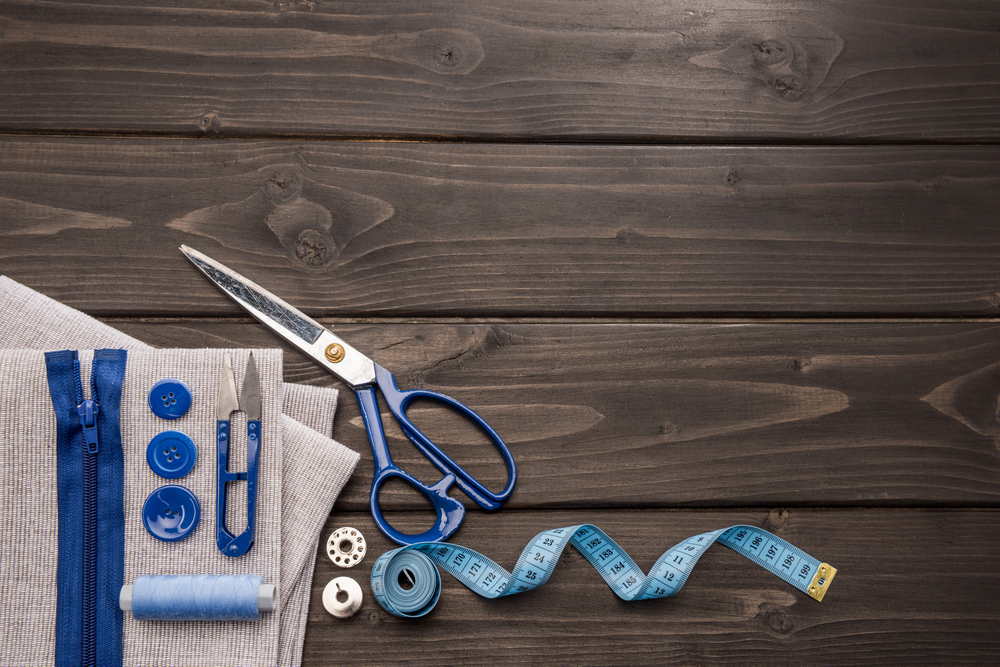 20 steps to building a basic sewing kit (and how to use it)