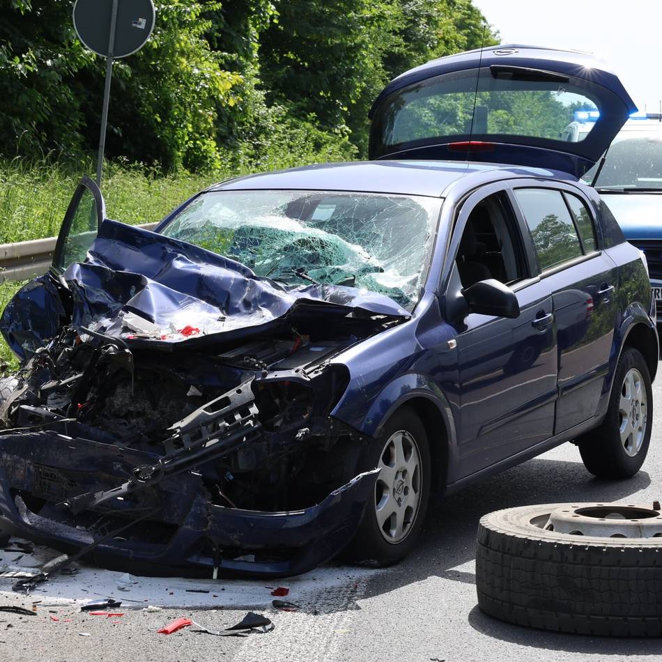 Auto prallt gegen Pannen-Lkw – junge Fahrerin bei Unfall auf A46 verletzt