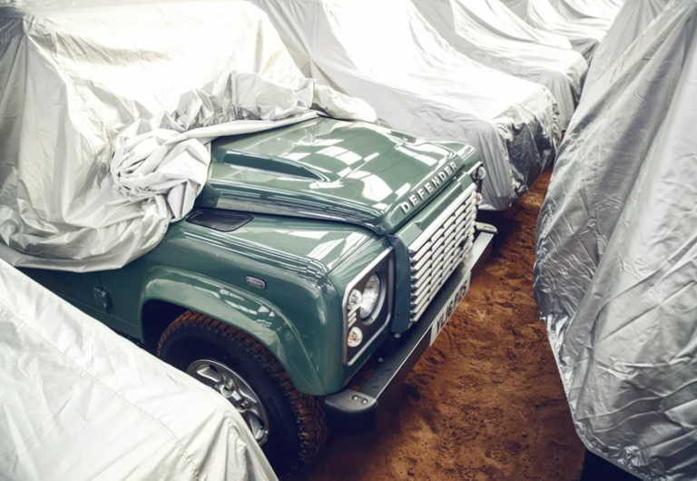 Il achète 240 Land Rover Defender à 26.2000 euros l'unité et les revend ...