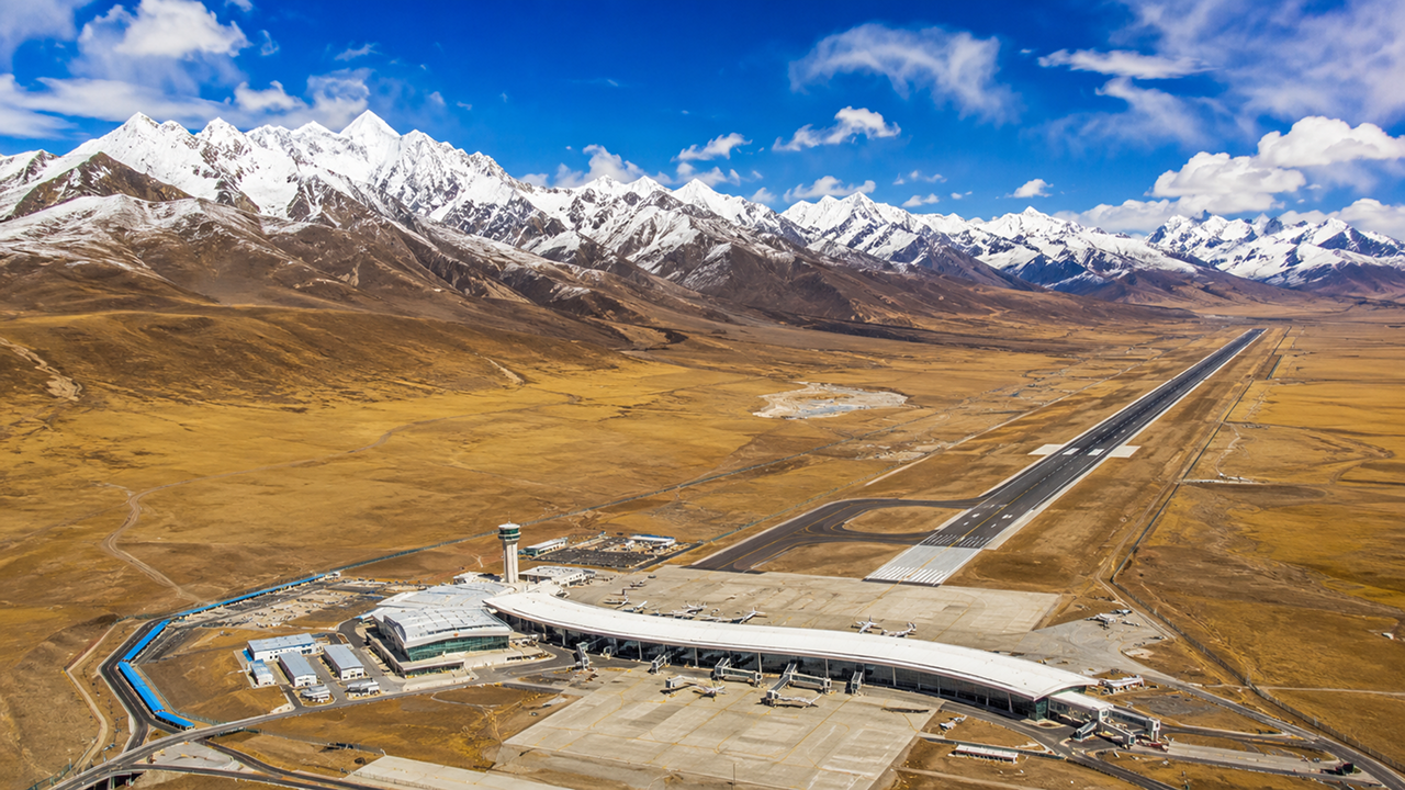 China built a fully operational airport at 14,472 feet where planes fly ...