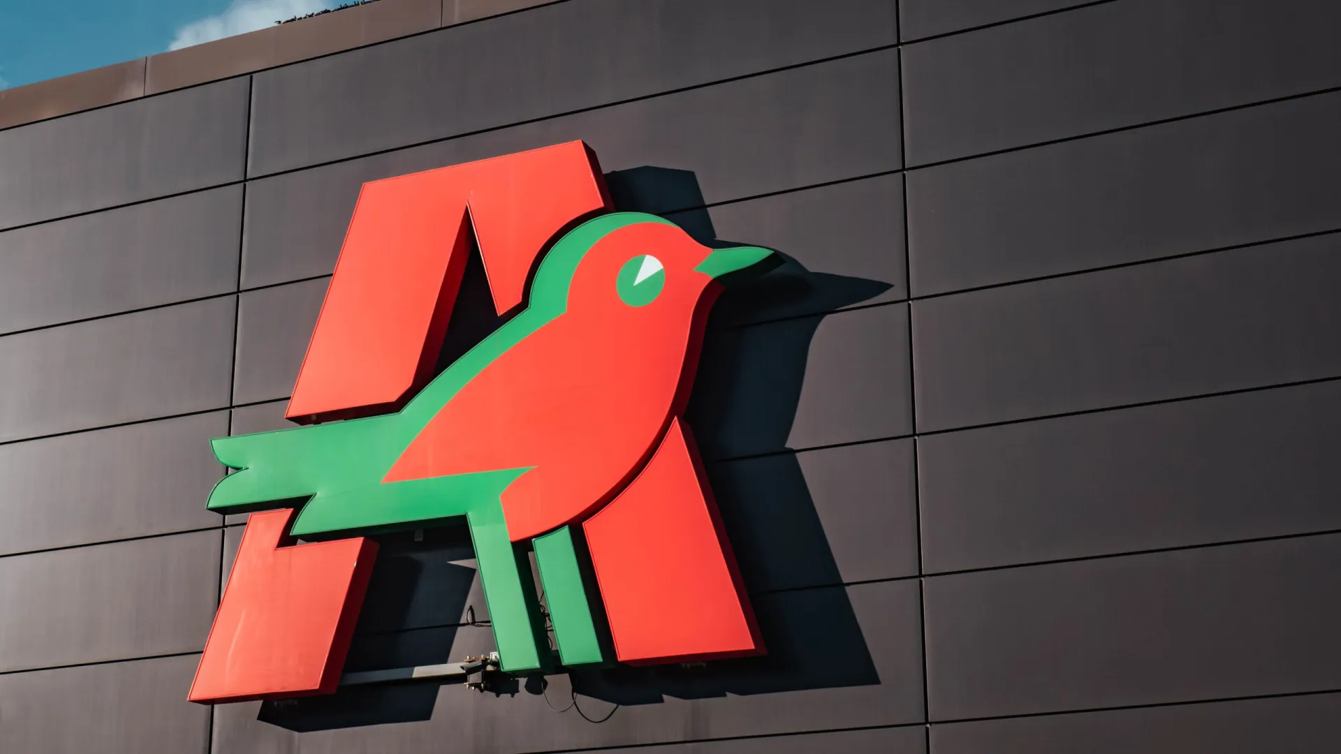 Auchan distribui 5,7 milhões pelos trabalhadores. Cada um recebe 550€
