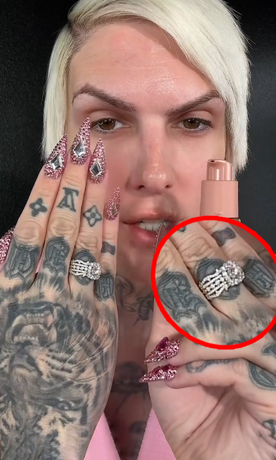 What's on Jeffree's ring finger?