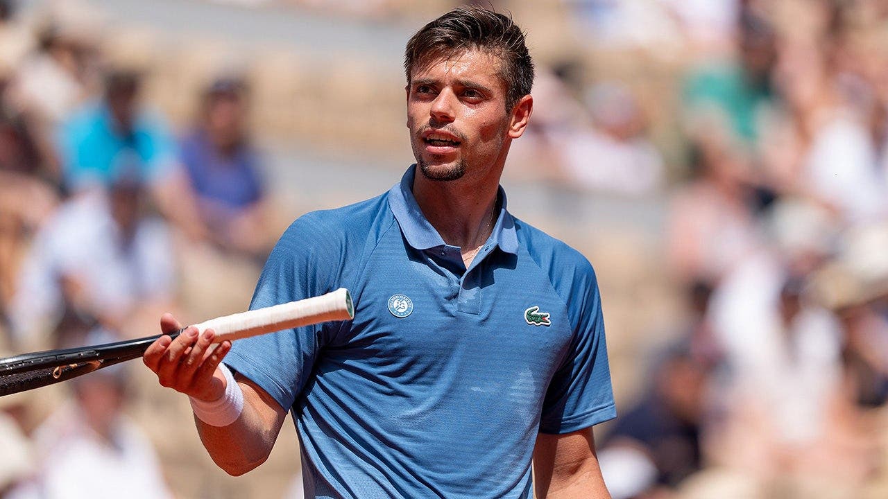 Tennis pro abruptly exits French Open mid-match for emergency bathroom ...