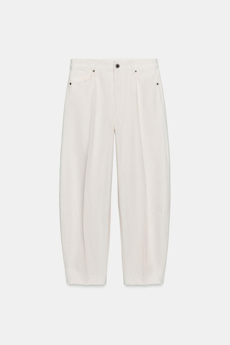 Los jeans blancos se llevan con sandalias planas y de tacón para un ...
