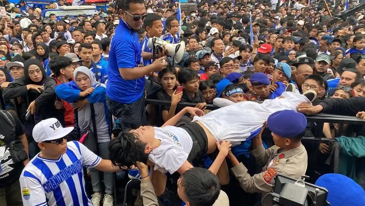 60 Bobotoh pingsan saat pesta juara Persib, 2 orang dibawa ke rumah sakit