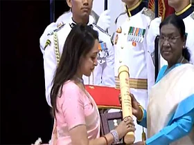 Hema Malini accepts Padma Vibhushan on behalf of late husband Dharmendra