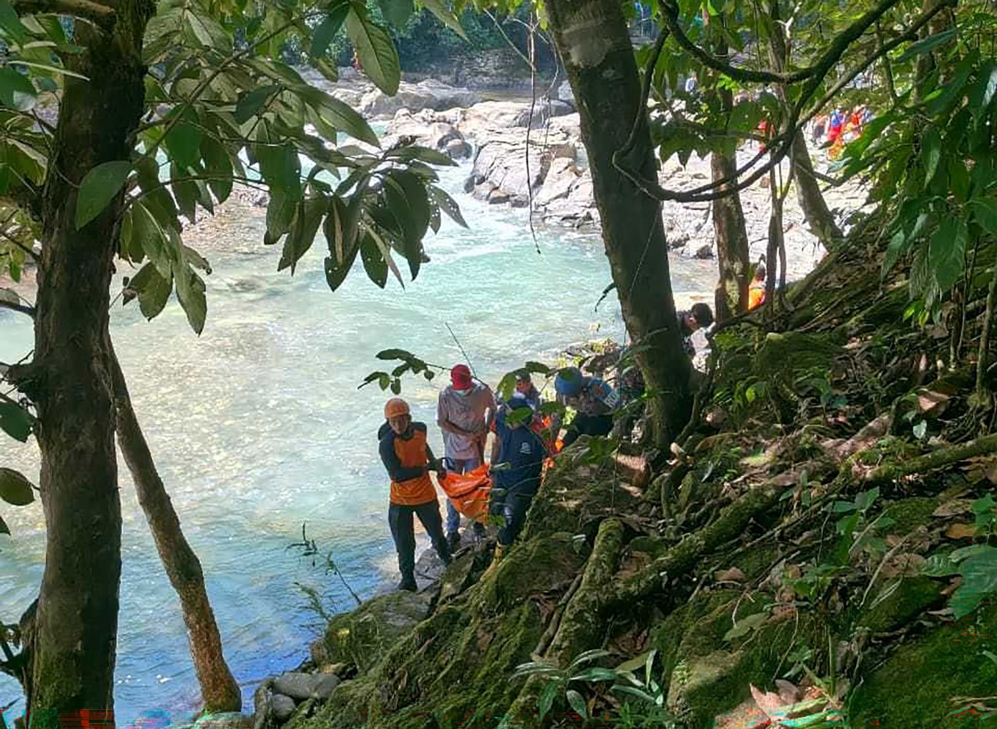 Part of Indonesian suspension bridge breaks - two Austrians dead