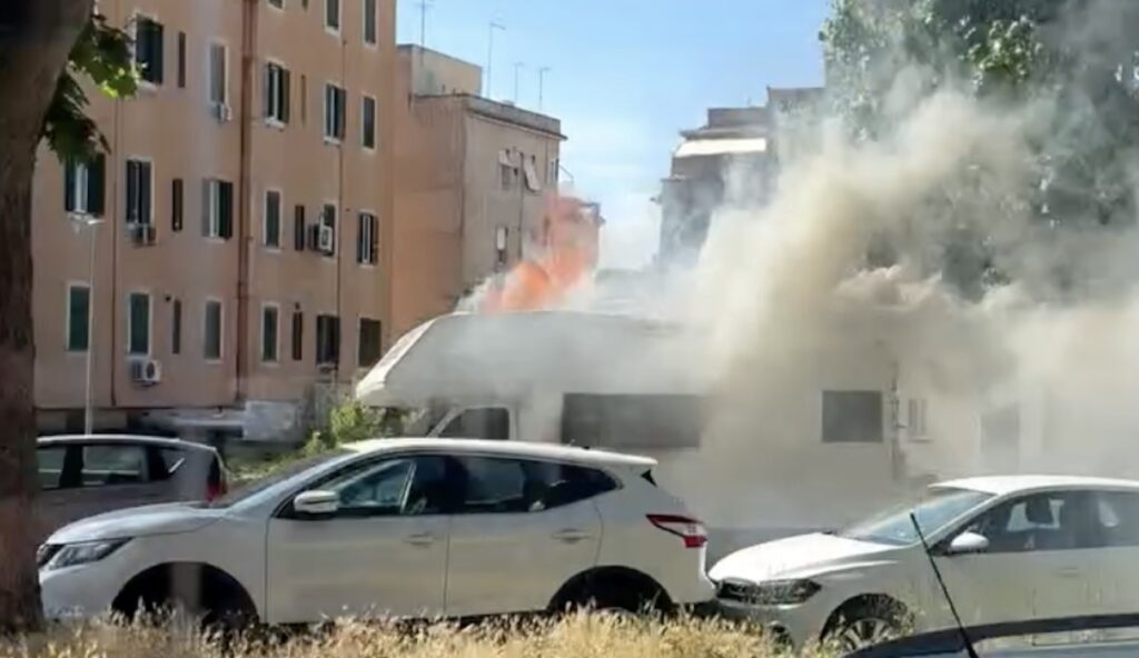 Paura al Quadraro per un mezzo in fiamme in via Cartagine: colonna di ...