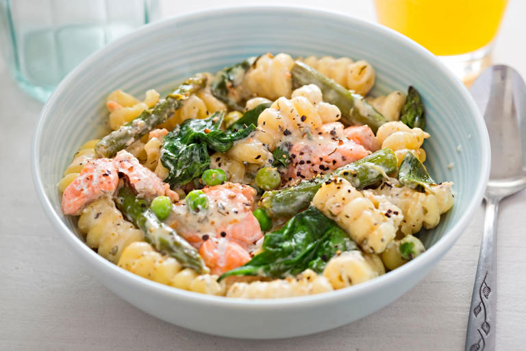 Een heerlijk lentegerecht: romige pasta met verse asperges en zalm