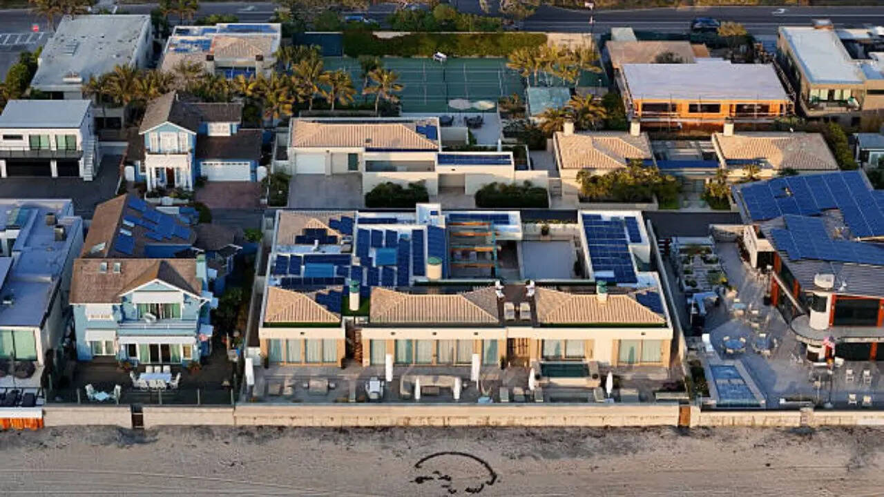 Bill Gates’ iconic lakeside property worth $130 million is a futuristic ...