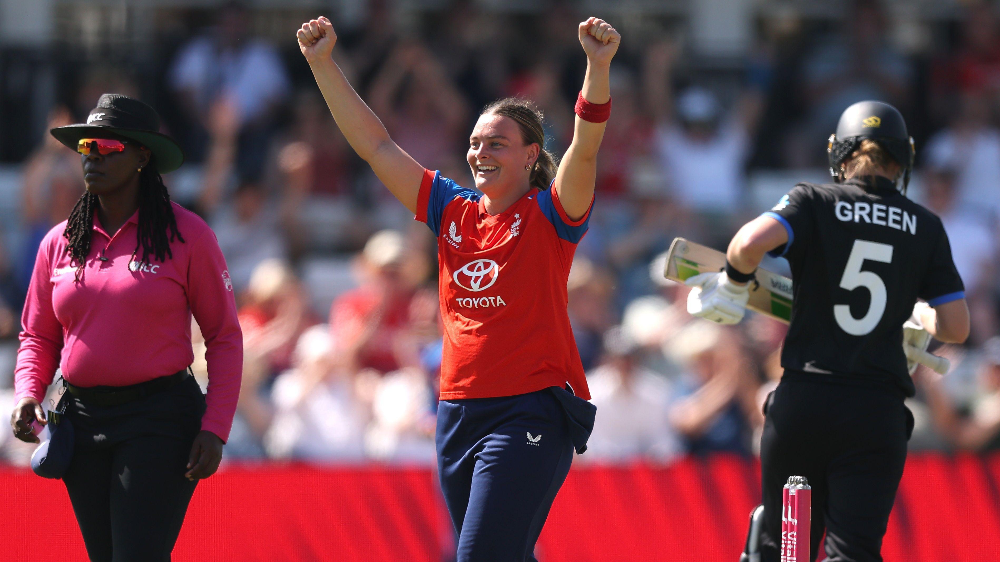 Gibson helps England beat NZ to clinch T20 series