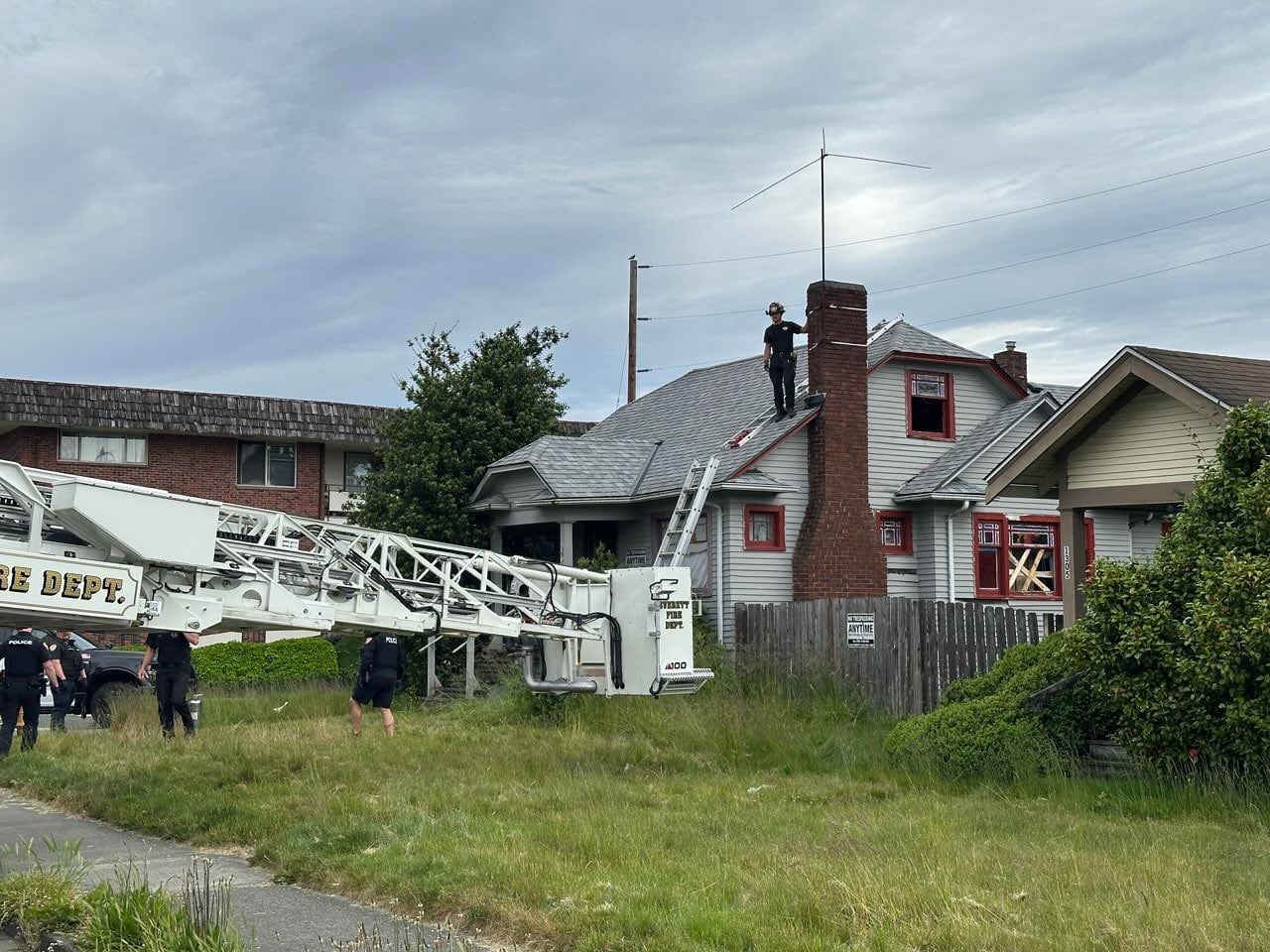 Man jumps 10 feet down chimney to avoid police in Everett
