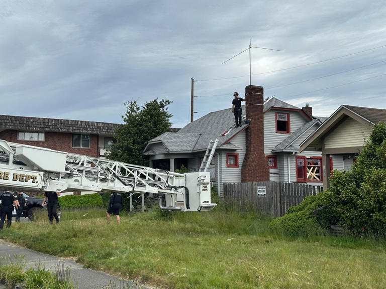 Man jumps 10 feet down chimney to avoid police in Everett