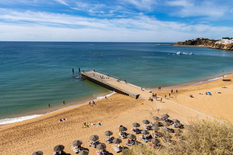 Chapéus-de-sol em frente a concessões de praia são proibidos ...
