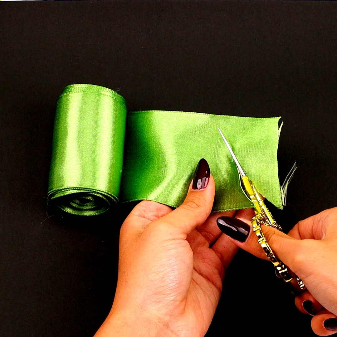 Bring color to your crafts with ribbon flowers 😊