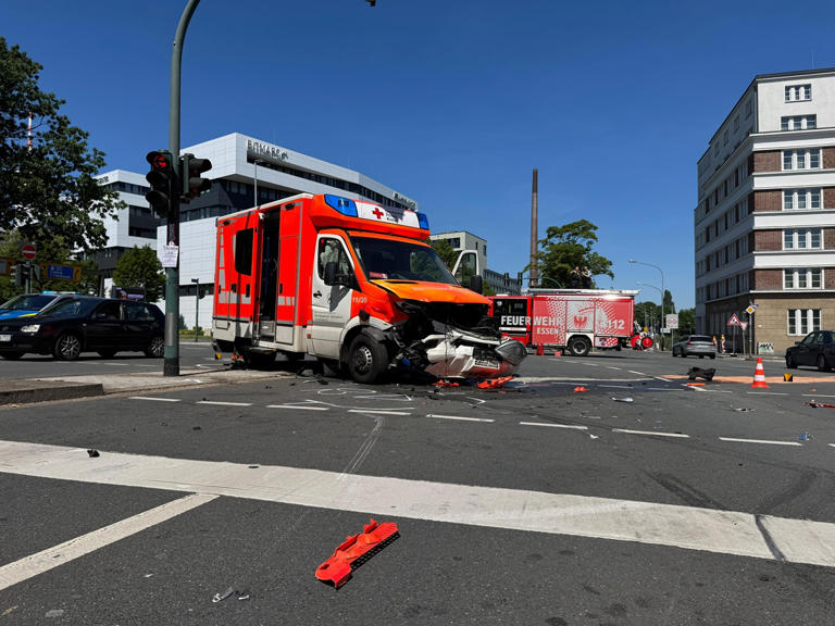 Unfall in Essen: Auto kracht mit Rettungswagen zusammen – drei ...