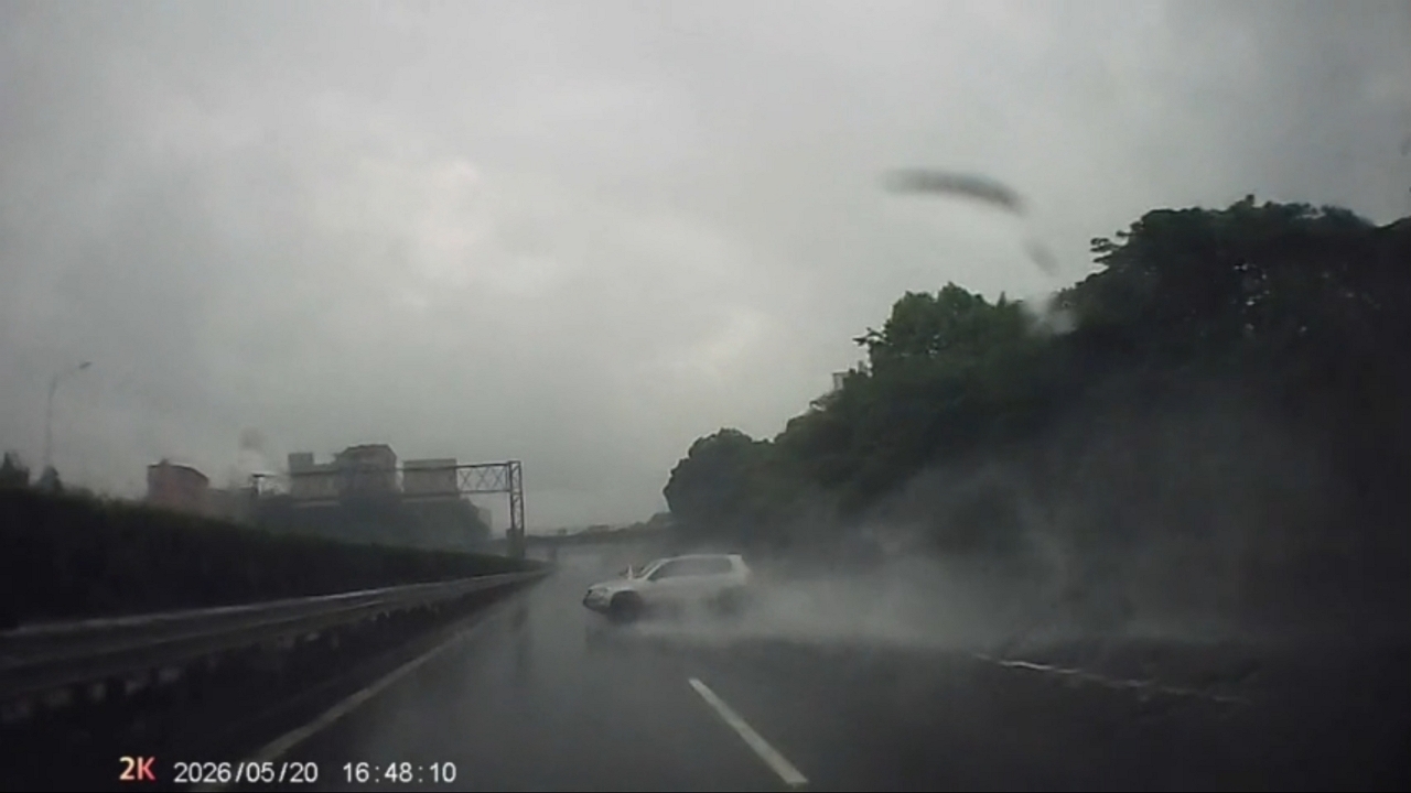 Car skids on wet highway in Jiangxi, China – close call!