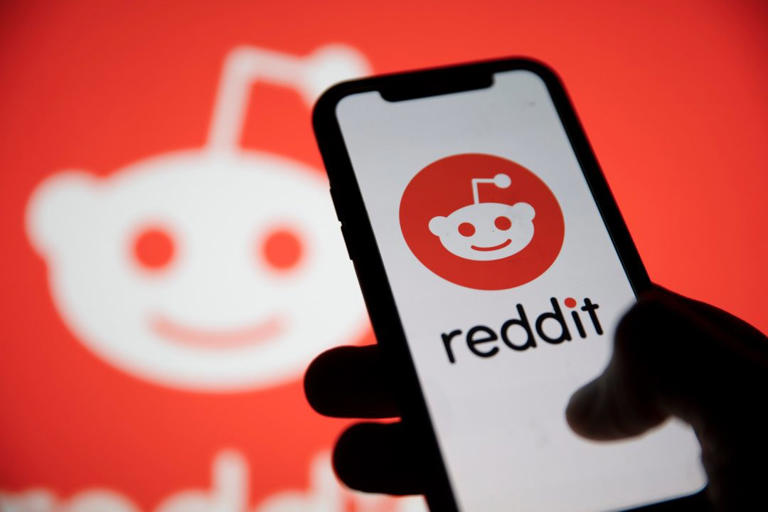 'Smosh Reads Reddit Stories' is my new podcast obsession