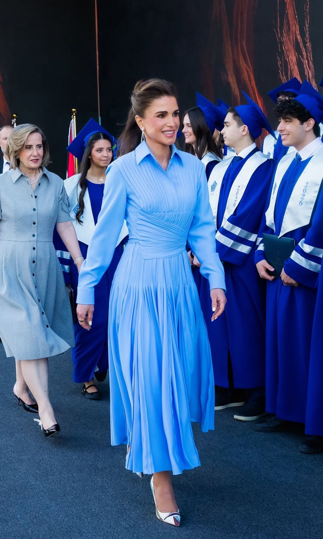 Rania de Jordania demuestra cómo llevar el vestido camisero con máxima ...