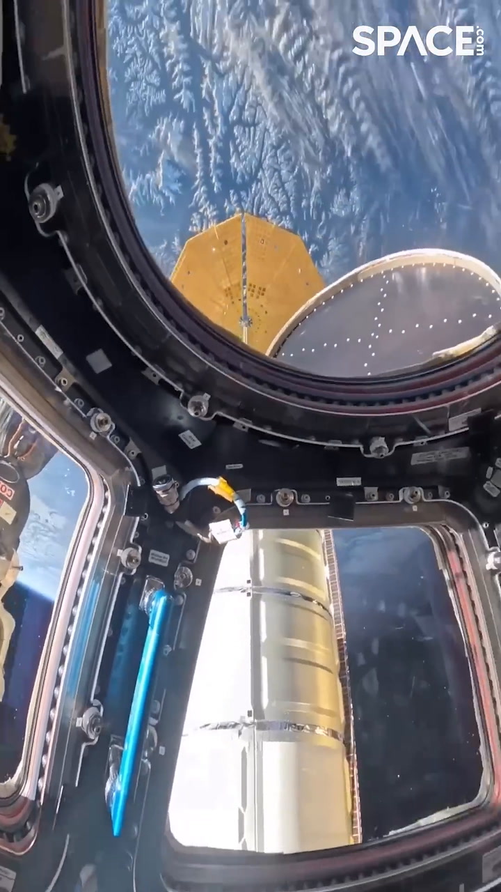 Floating through the ISS: A zero-gravity time-lapse