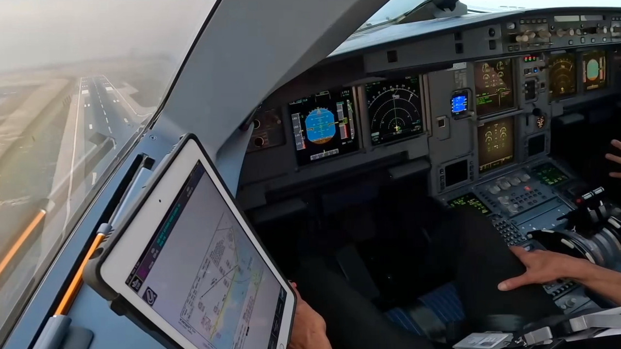 Airbus A320 landing in Larnaca featured by Just Planes