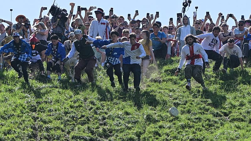 Regno Unito: la secolare corsa del formaggio a Brockworth attira folle ...