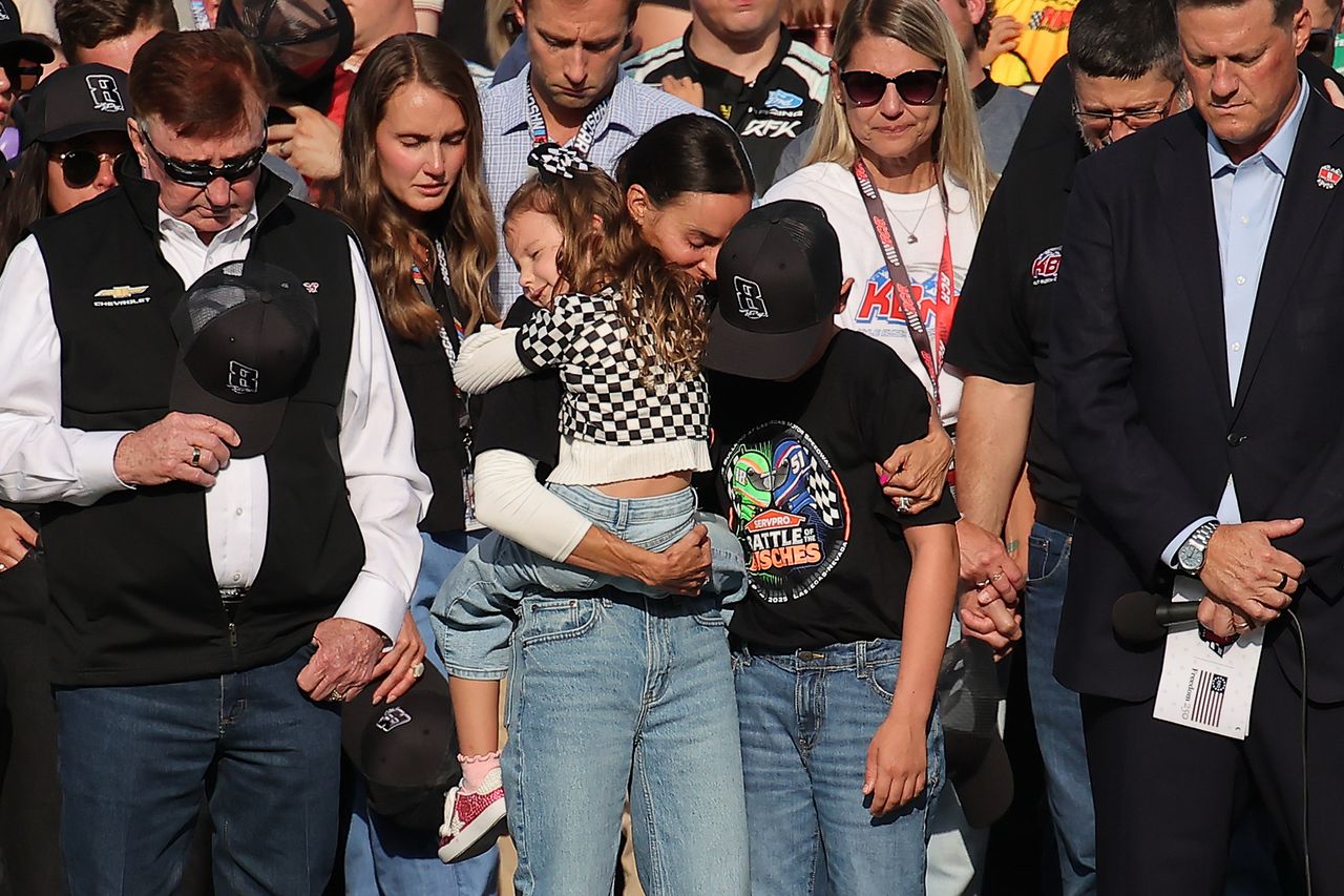 Kyle Larson’s son consoles Brexton Busch during emotional Kyle Busch ...