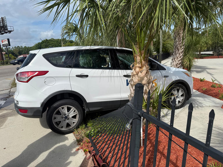 News vehicle crashes into fence at Wilmington water park