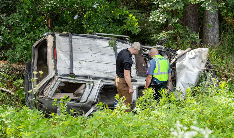 2 dead, 1 injured following single-vehicle wreck in Angelina County