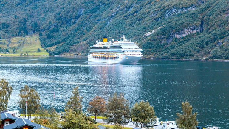 Cruise buffet guests face surprise charges for taking food back to cabins
