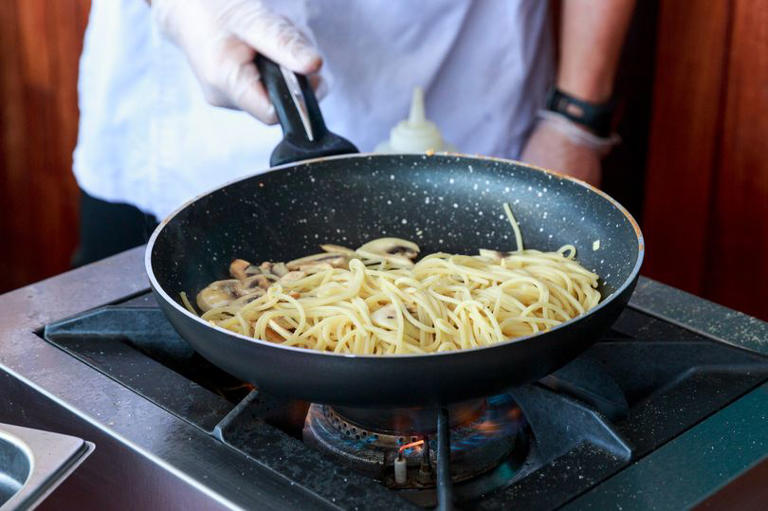 You are cooking pasta wrong as experts say to ditch boiling in a pot ...