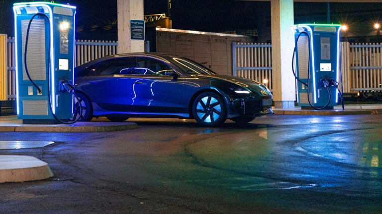 America’s public EV charging network just crossed 250,000 plugs — but ...