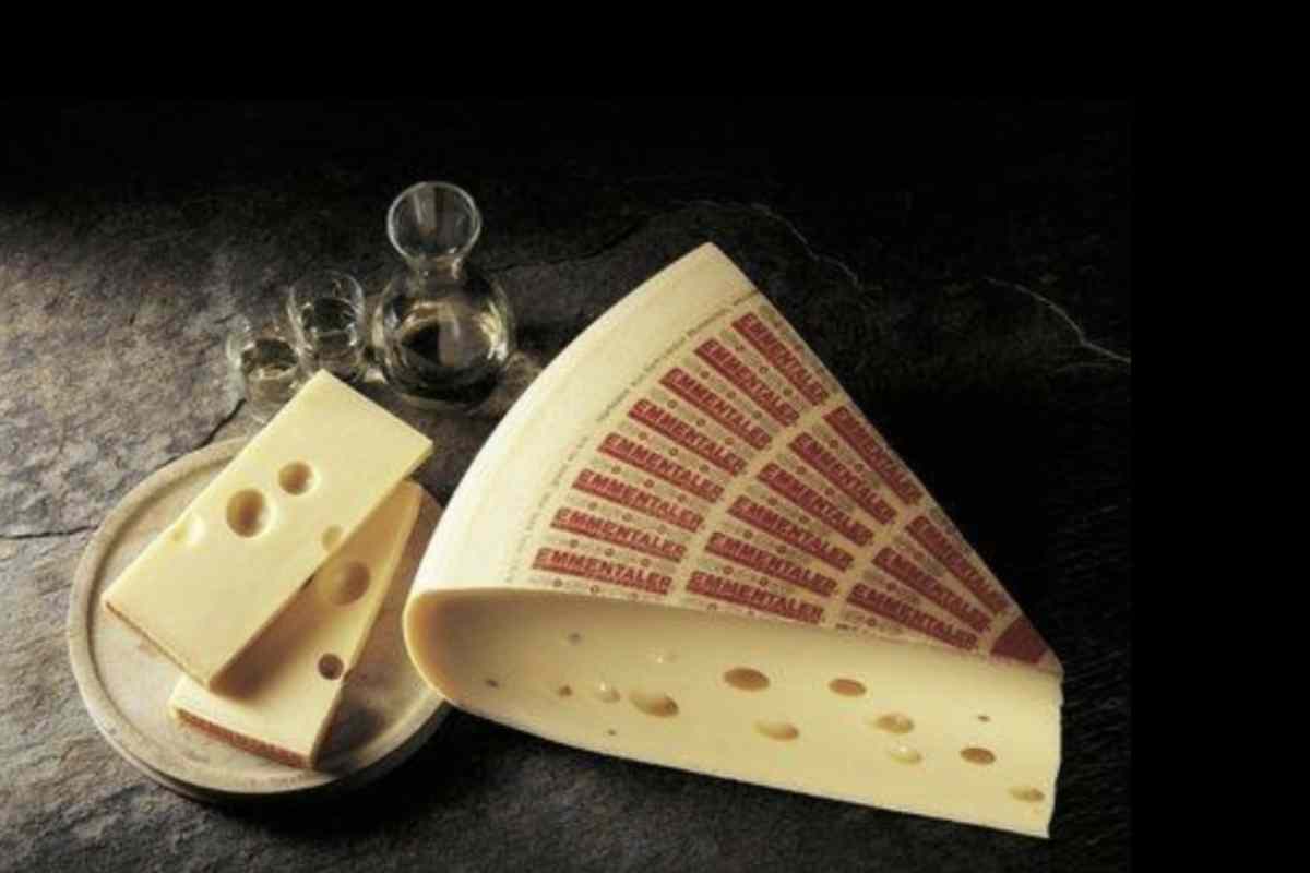 Hai fatto caso che il formaggio Emmental oggi ha meno buchi? Il motivo ...