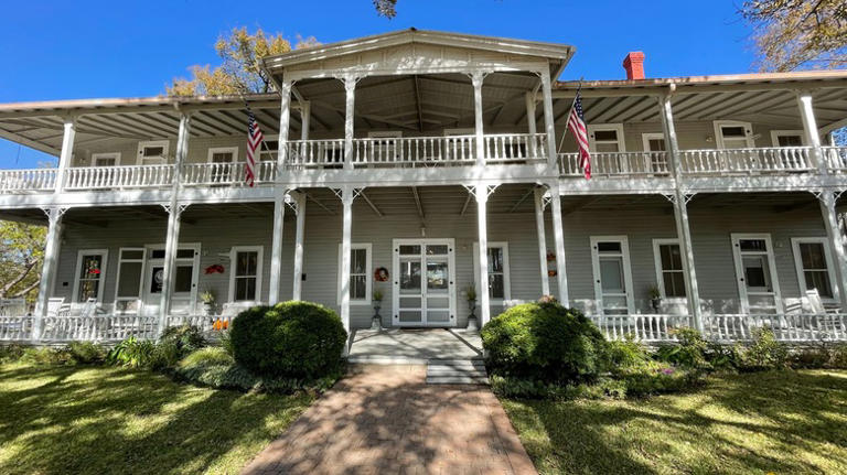 Between San Antonio and Fort Worth is a Texas lakefront inn with Hill ...