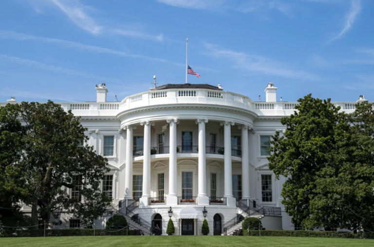 Trump forces White House app on all federal employee phones