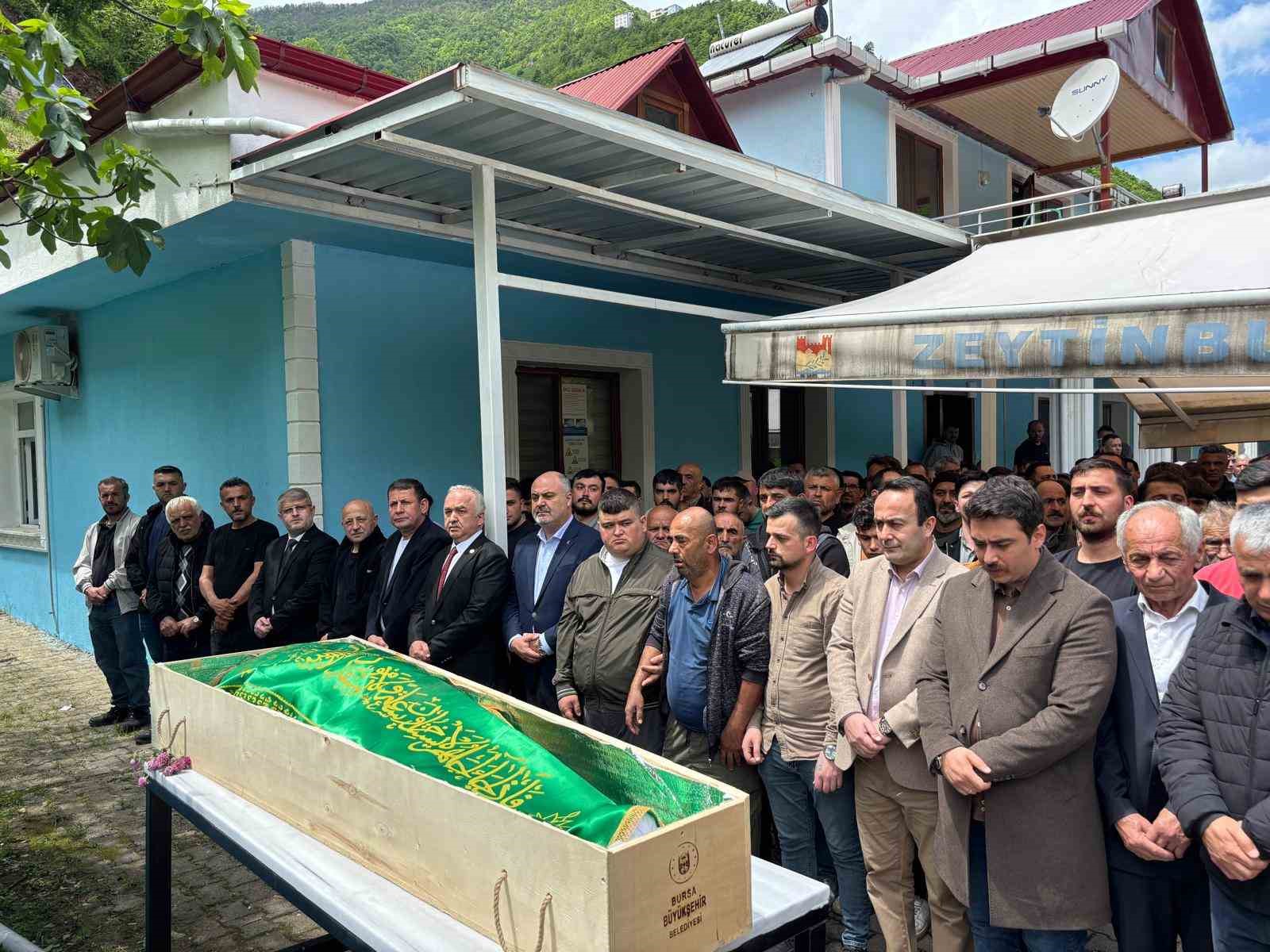 Derede sel sularına kapılarak hayatını kaybeden yeğen toprağa verildi ...