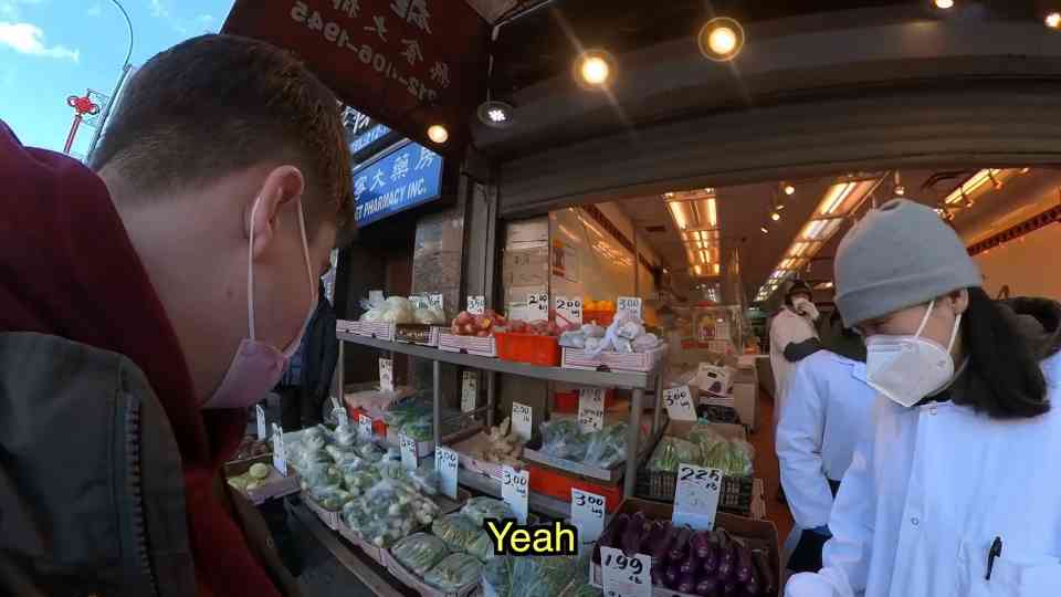 Mandarin-speaking white guy catches Chinese locals gossiping red handed