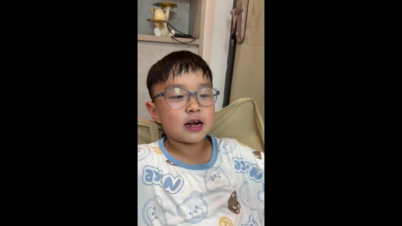 Cockatiel appears to pull loose tooth from boy in Guangdong, China