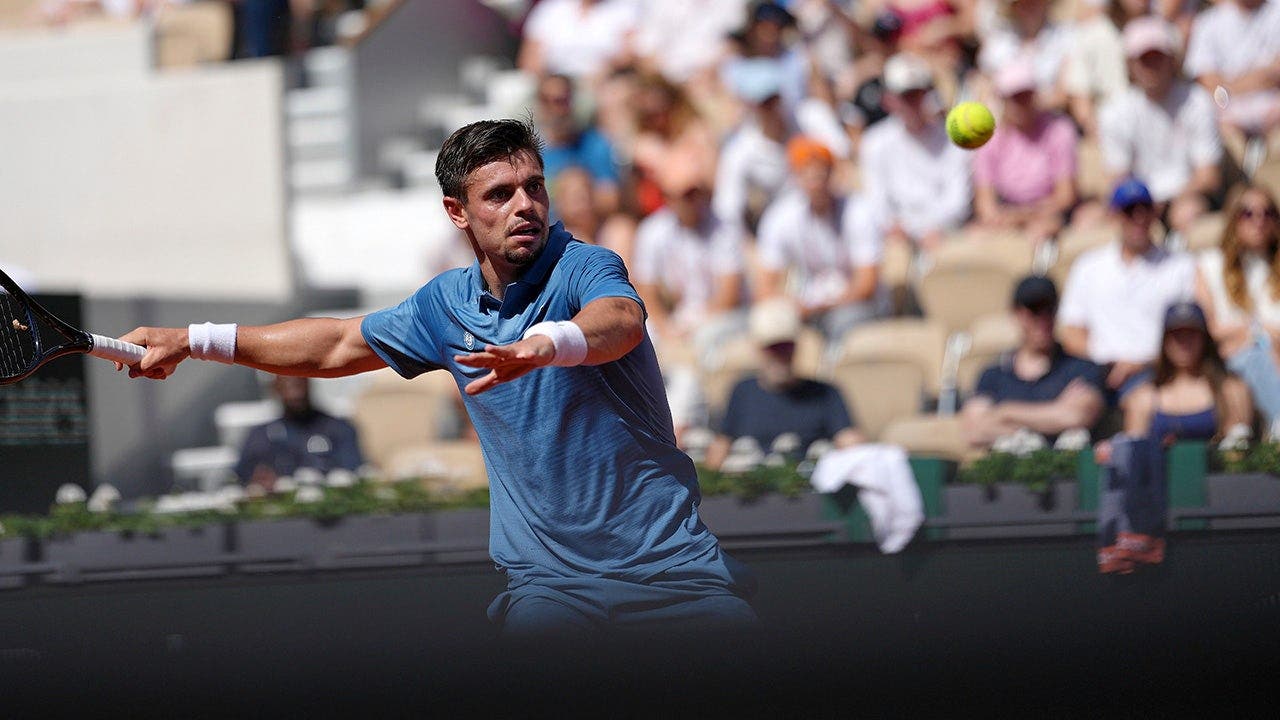 Tennis pro abruptly exits French Open mid-match for emergency bathroom ...