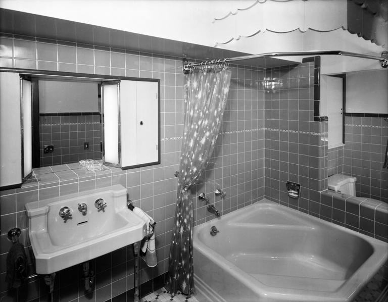 12 vintage bathroom photos that show just how much styles have changed