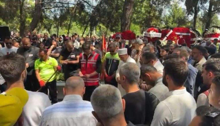 Şehit cenazesinde yürek yakan ölüm! Türk bayrağını üstüne sarıp konuştu ...